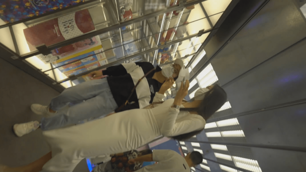 (空城原创)街上遇到的 ️极品开衩长紧裙sao姐姐无内逛街茂密的黑森林很是诱惑 撸先生